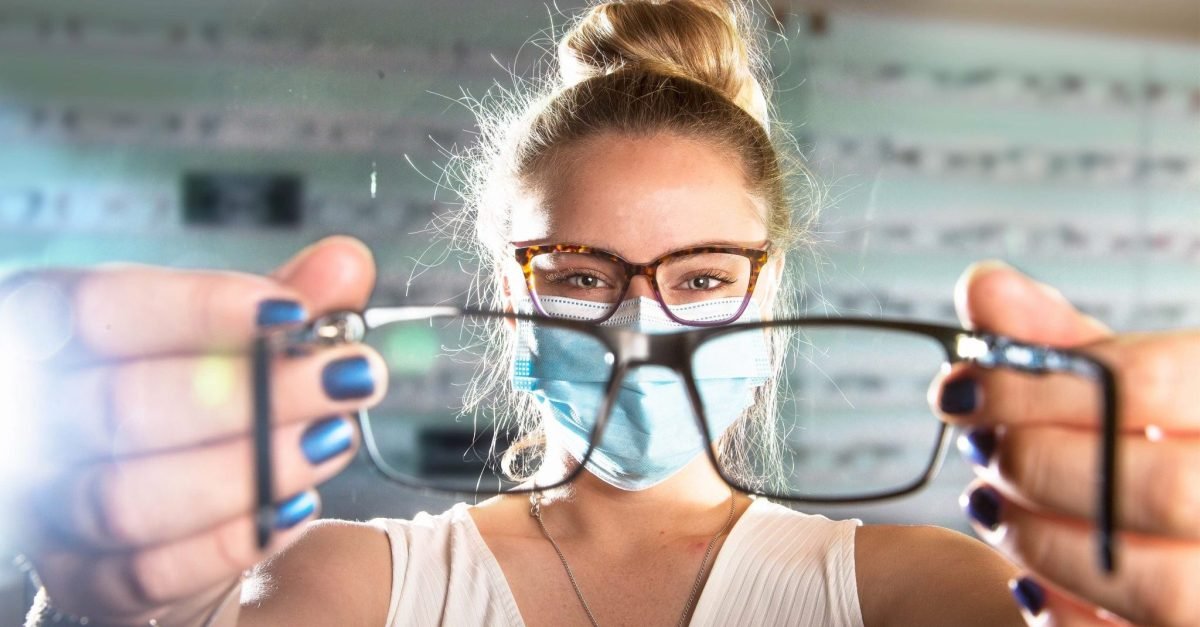 Picking Glasses For Your Face Shape (4 Best Tips)